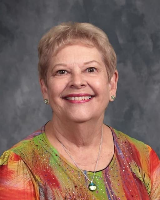 Holly Neill's Instagram, Twitter & Facebook on IDCrawl