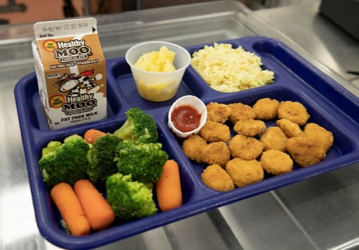 elementary school lunch