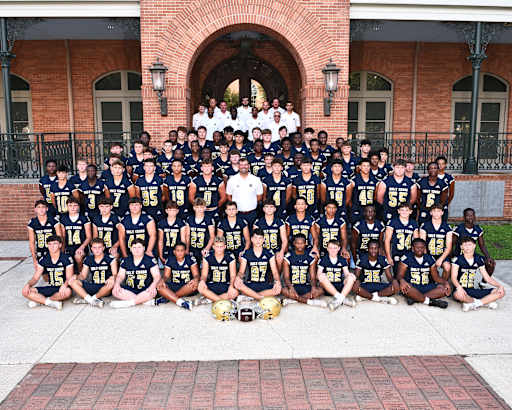 does holy cross have a football team