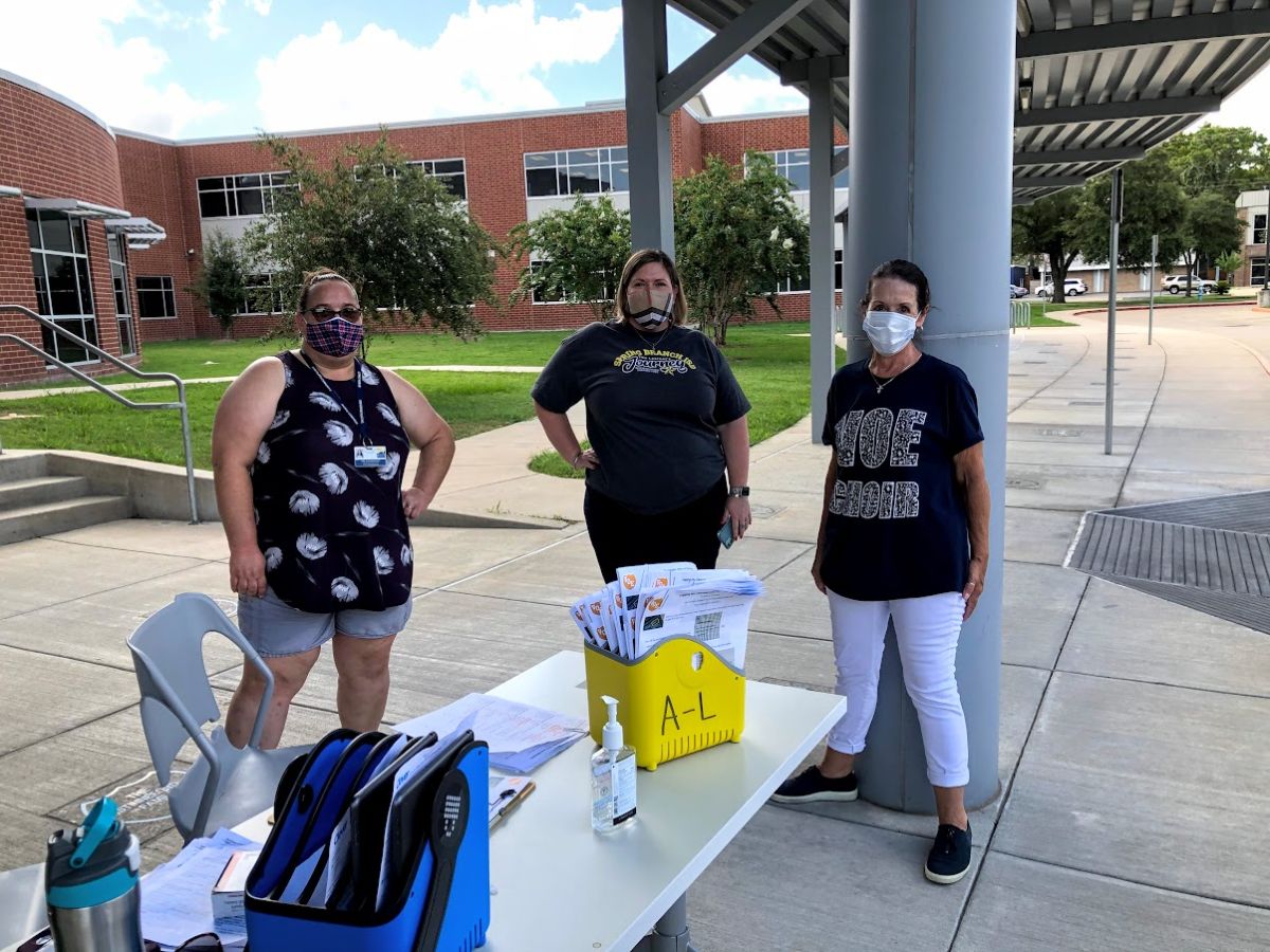 SBISD distributes thousands of digital learning devices to students ...