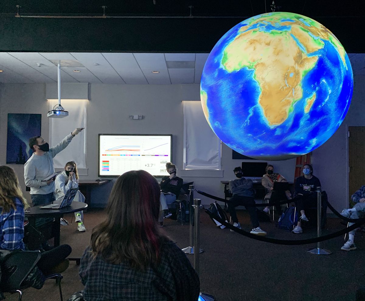 Oceanography Class Using Science On a Sphere | Morristown Beard School News