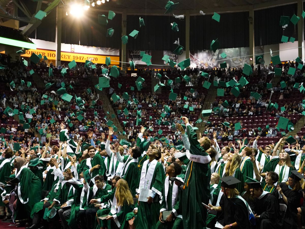 EHS grads recognized for bilingual language proficiency | News Story