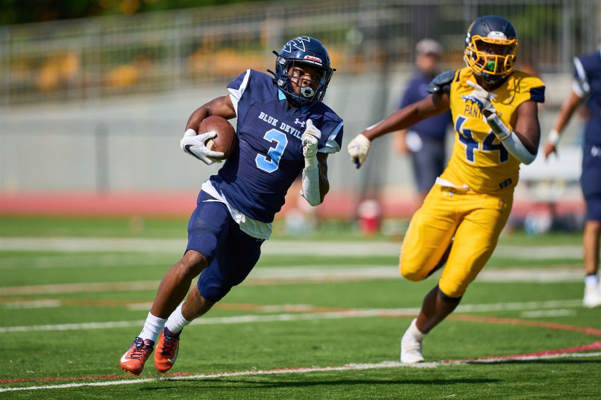 Varsity football victorious in season opener | News Stories - SCH