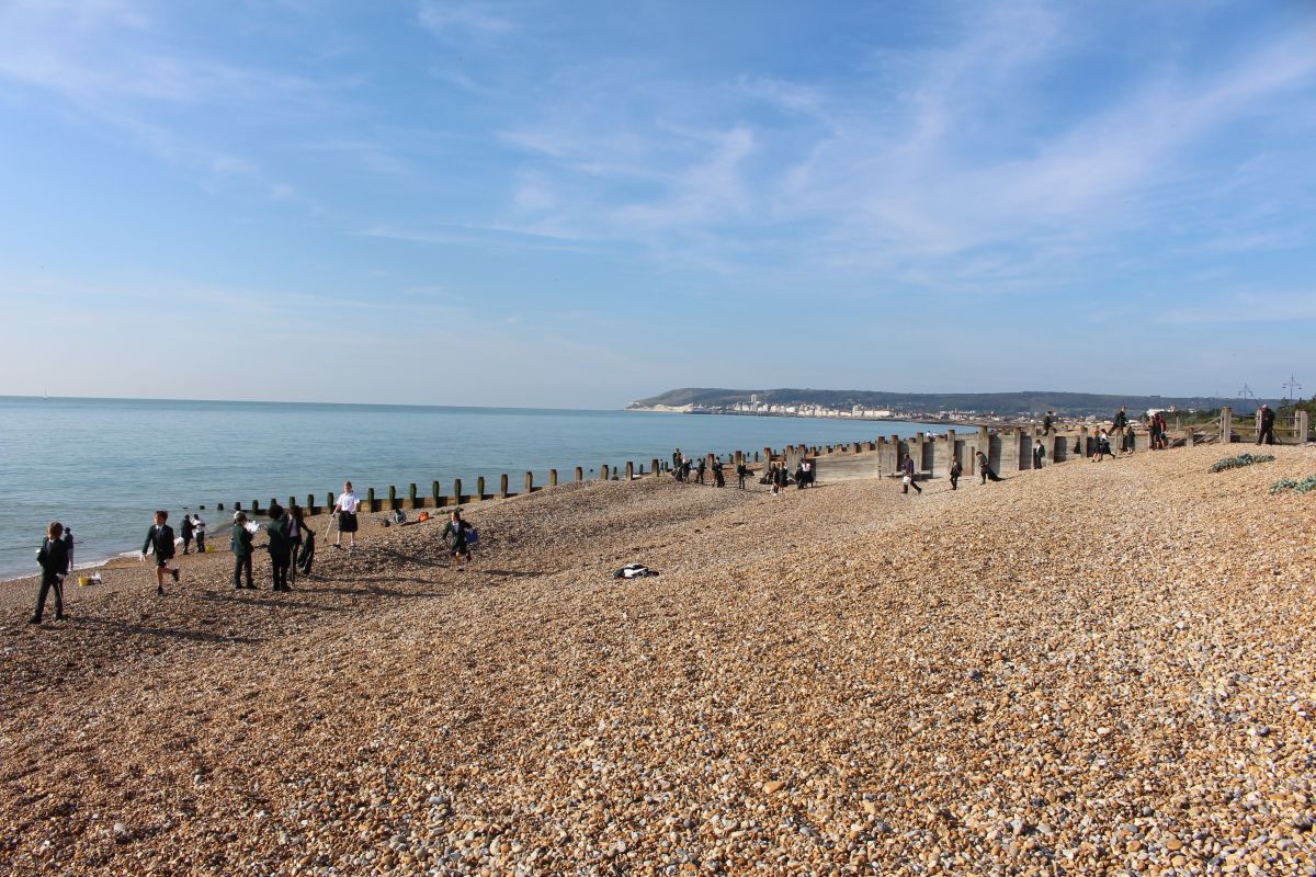 Year 4 and 5 take part in Eastbourne Beach Clean | Bede's News story