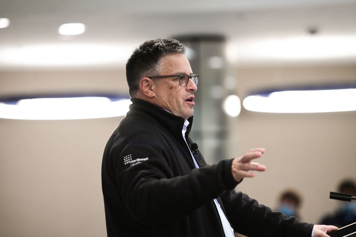 Dr. Benjamin Schwartz P'21 Visits Society of Skeptics | Post