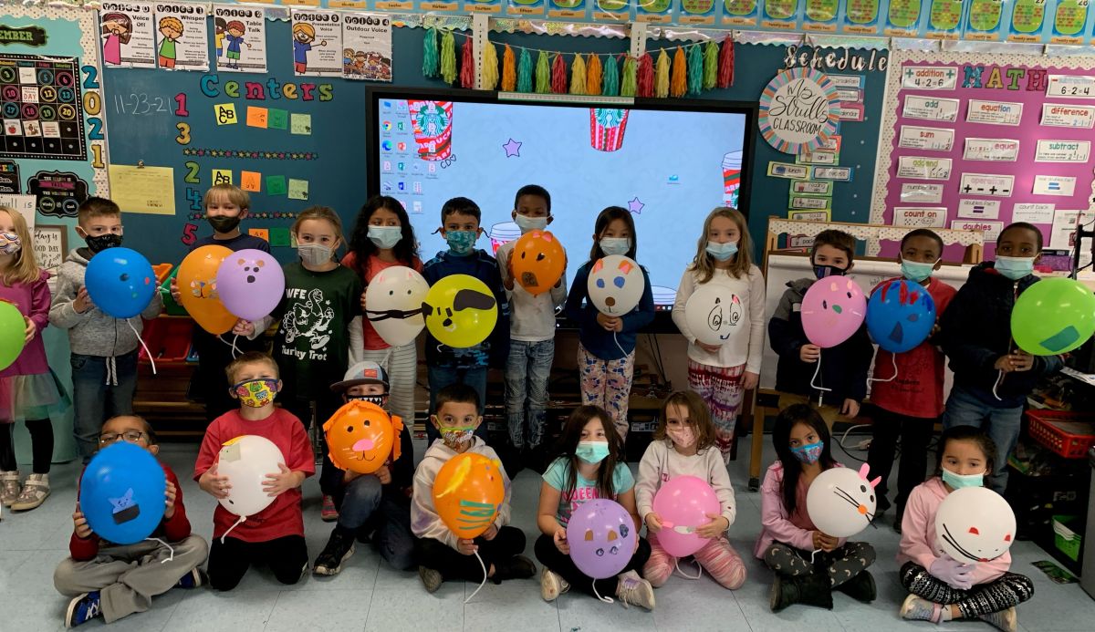 William Floyd Elementary First Graders Craft Thanksgiving Balloon ...