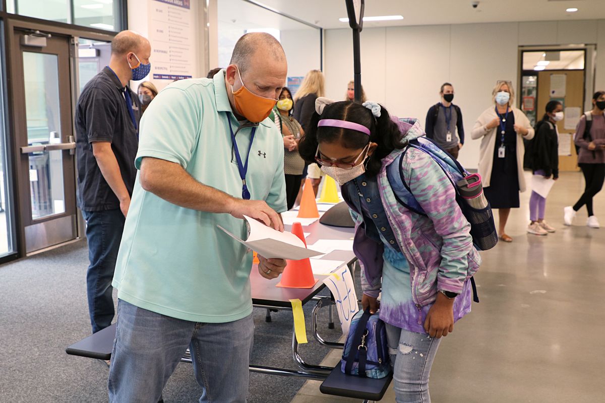 Students Receive Schedules On First Day of School | News Article - Pine ...