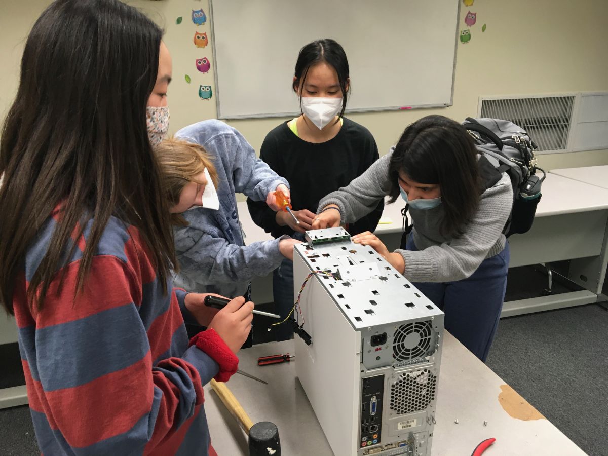 Building Community in the Makerspace | Roar Article