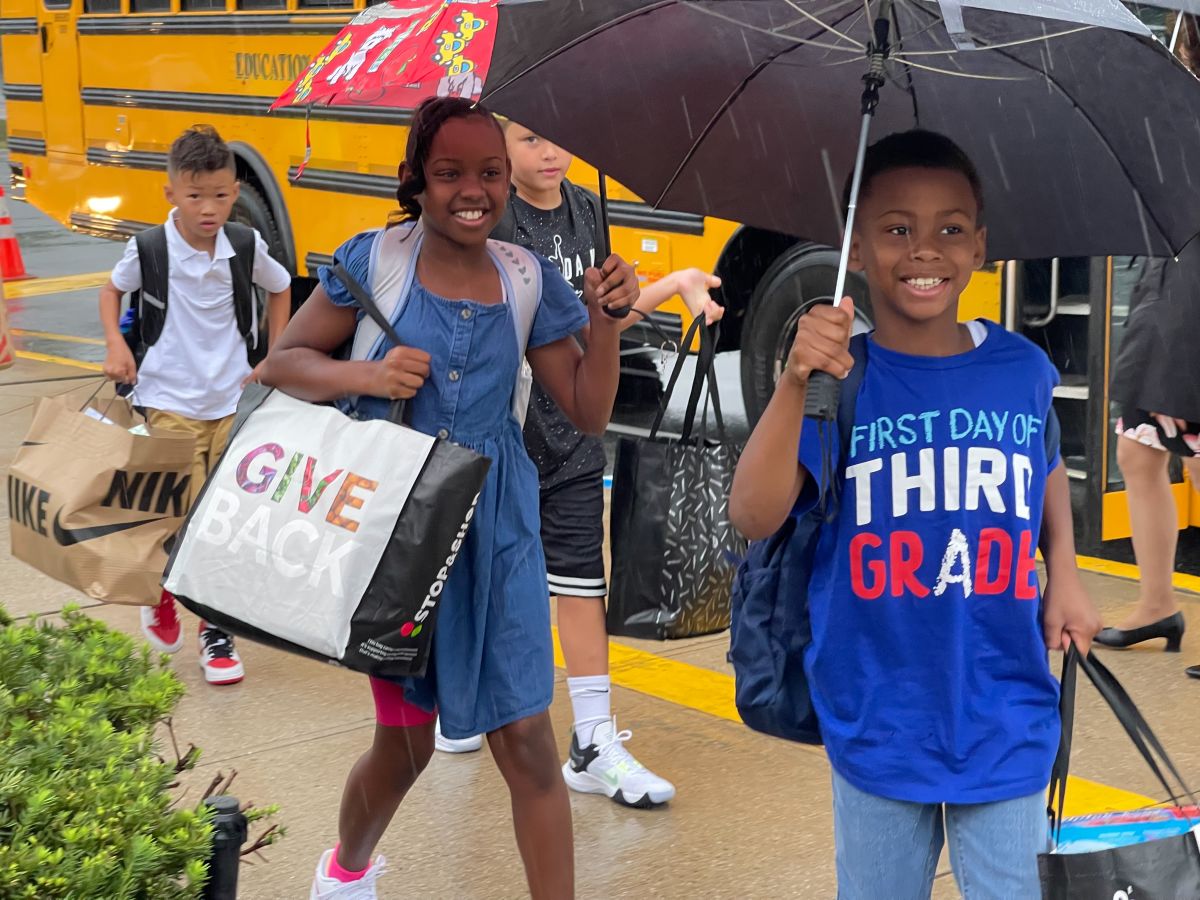 Half Hollow Hills Welcomes Students Back For 1st Day Of School | News Post