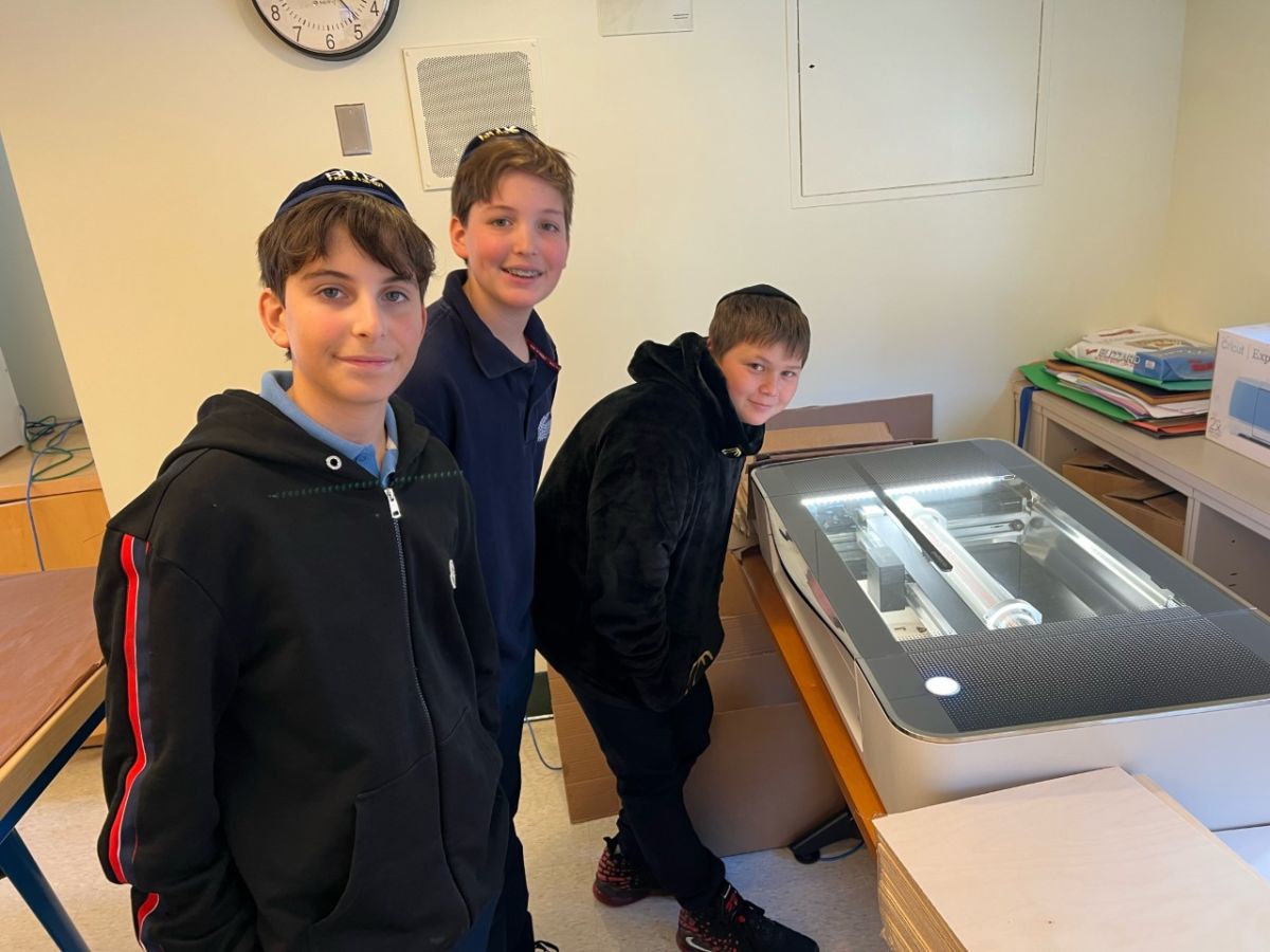 STEM Students Learn All About Lasers! | Ramaz News - The Ramaz School