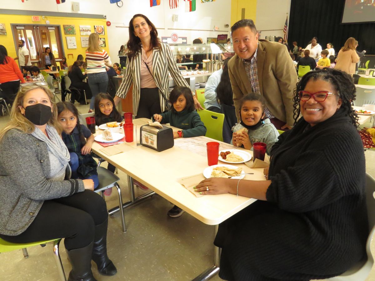 Lower School Families Enjoy Friendsgiving Feast | News Posts