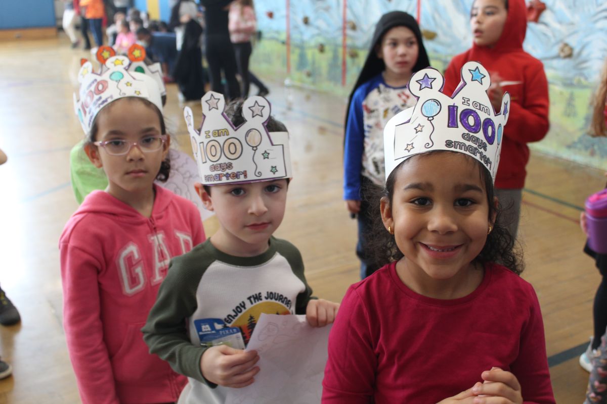Round Hill celebrates 100 days of school | News Story