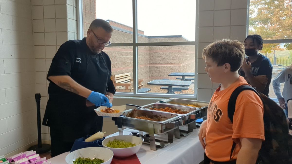 Chef Surprises Students with Pop Up Lunches | News Details