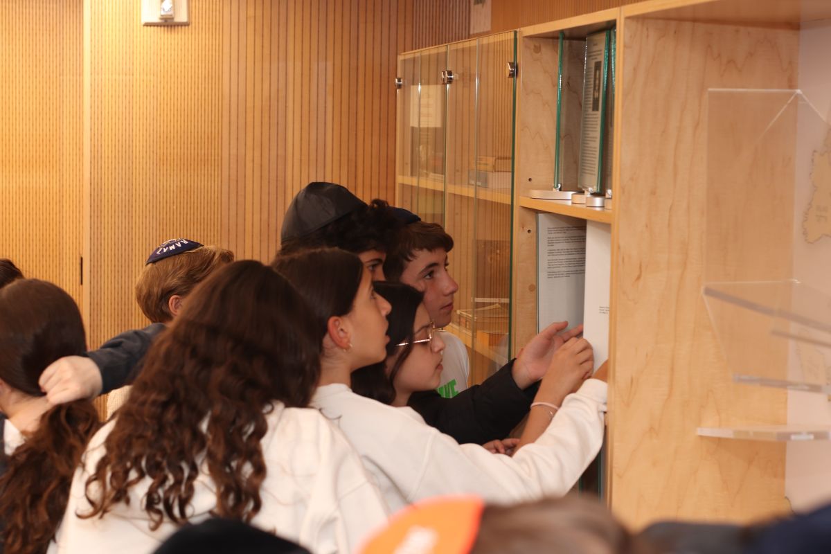 Fifth Graders Tour The Holocaust Collection And Exhibition At KJ ...