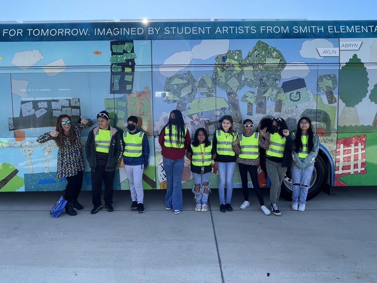 Smith Elementary students get first look at new electric CapMetro bus ...