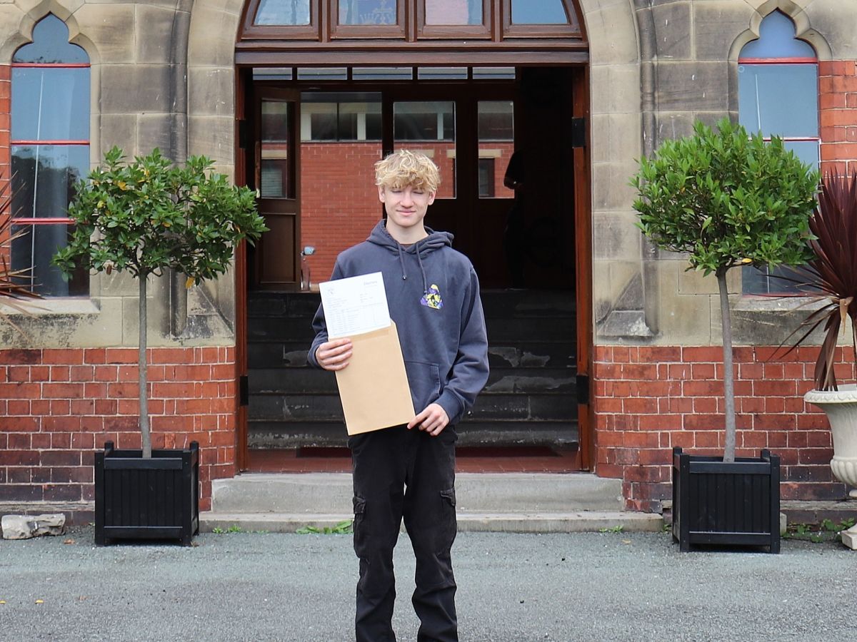 Ellesmere Students Celebrate GCSE Success | News Details