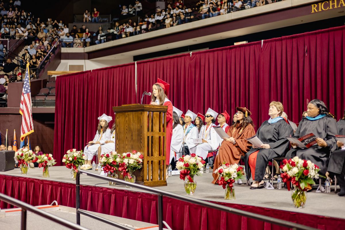 More than 700 DVHS and ECHS seniors graduate from Del Valle ISD ...