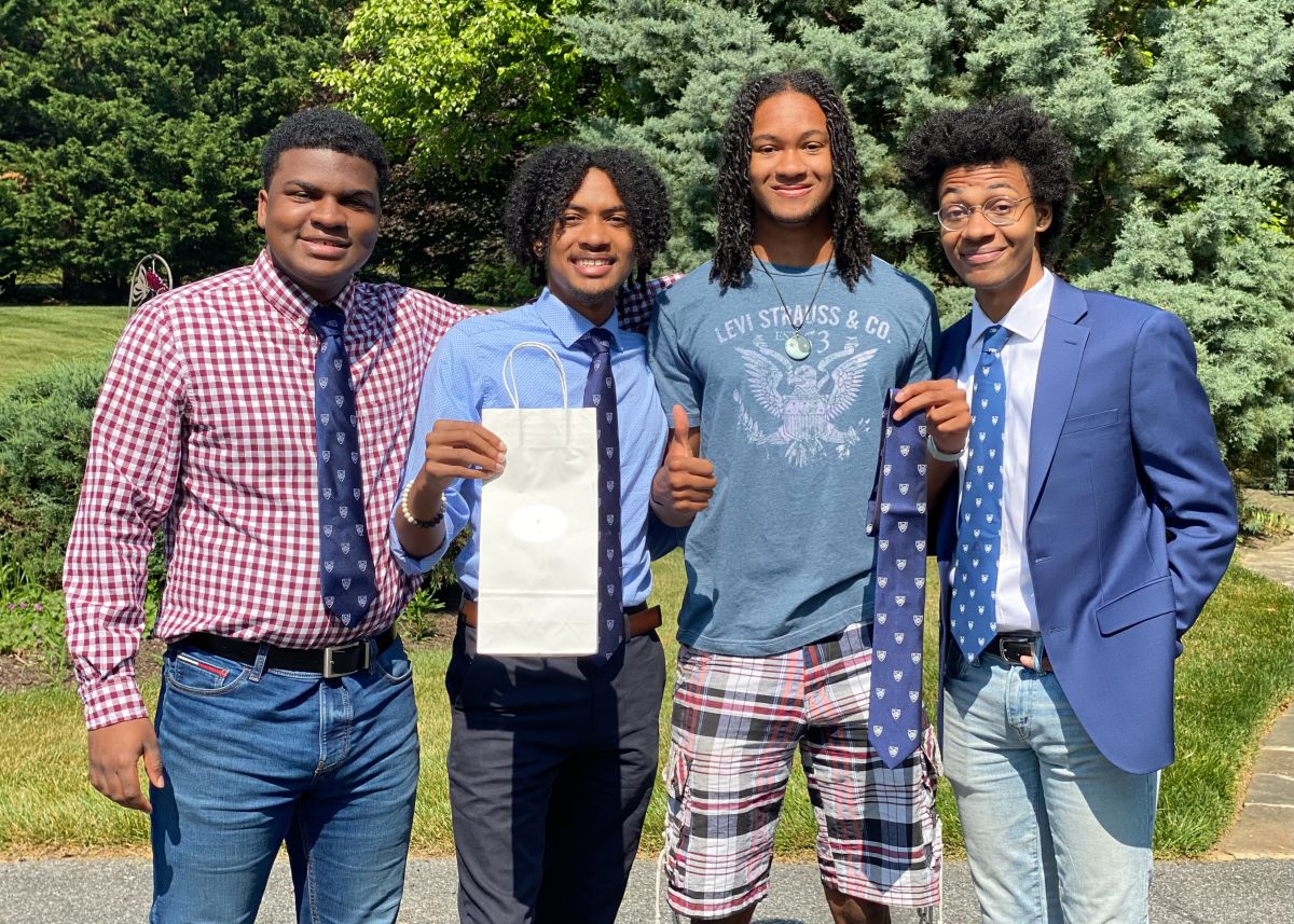 Alumni Help the Class of 2023 Tie Up Their Senior Year | News and ...