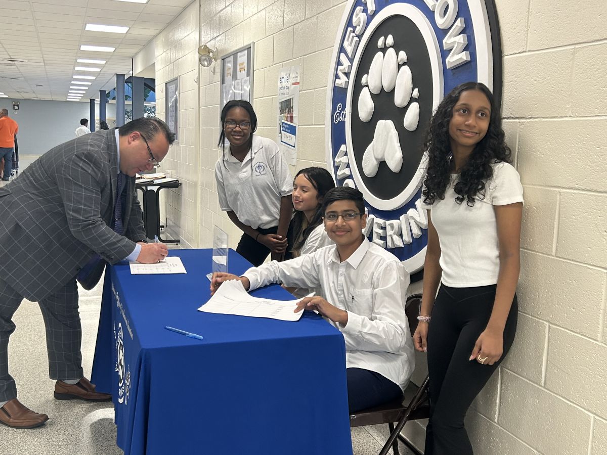 West Hollow Parents Of 6th Graders Come Together At Back To School ...