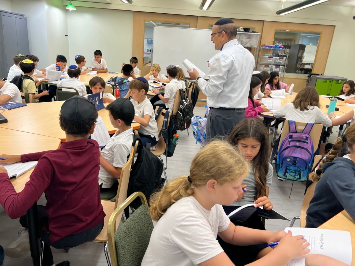 Fifth Graders Use Special Siddurim to Daven and Learn | Ramaz News ...