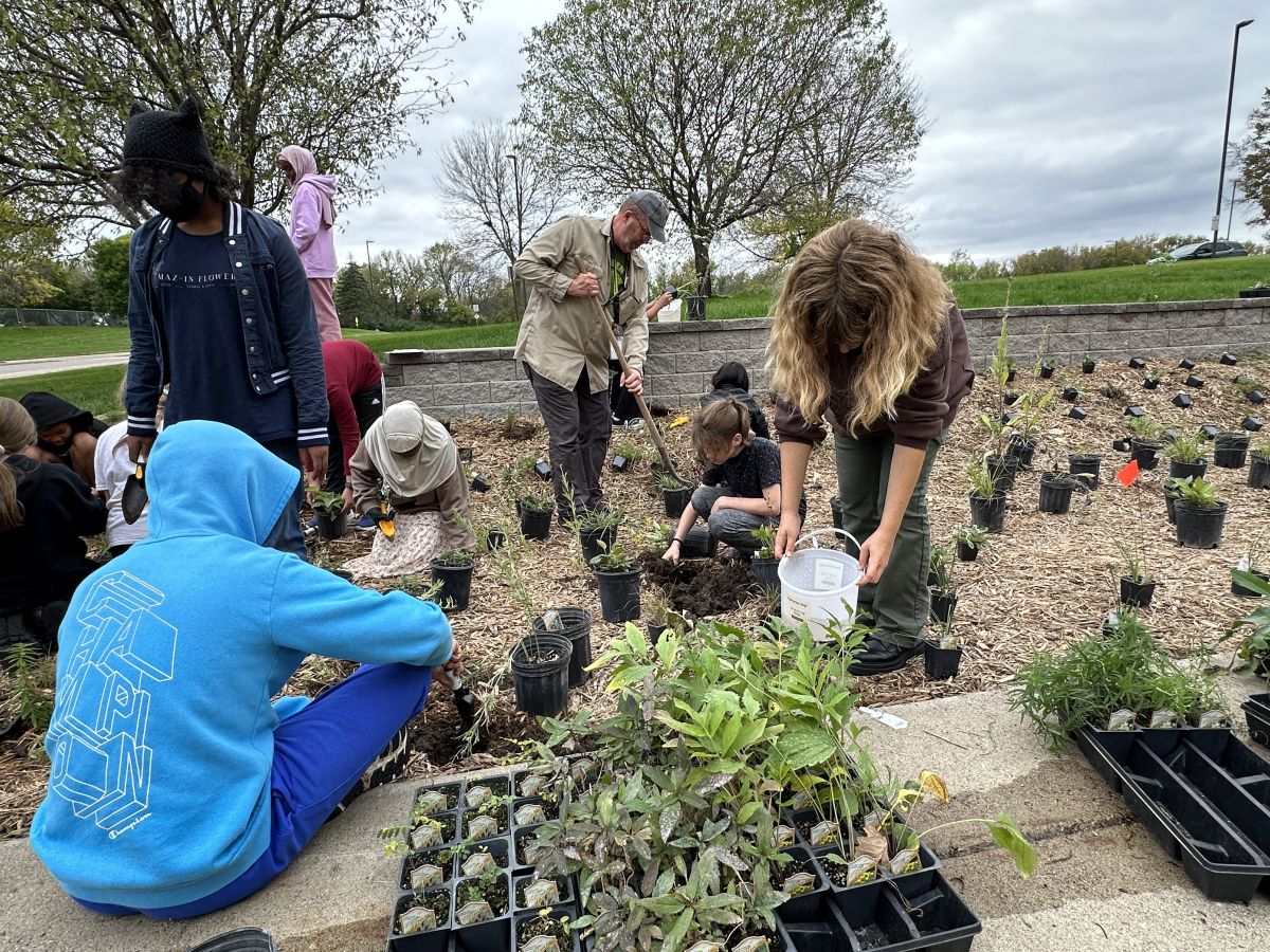 Eagle Ridge ‘Green Team’ gets dirty for a good cause | Post ...