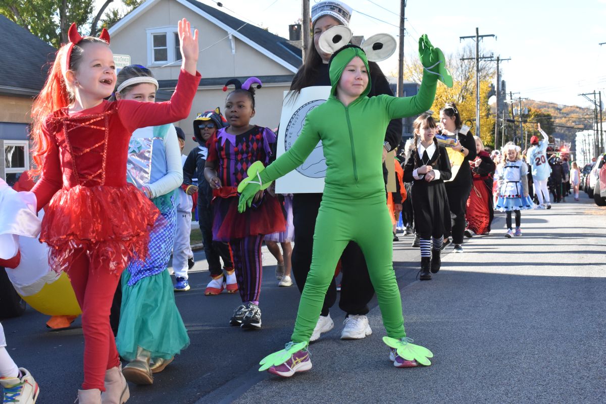 Creative costumes on parade in Colonial School District | District ...