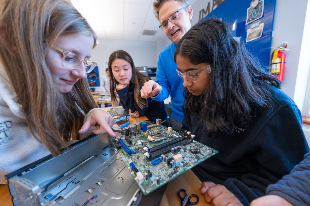 Sacred Heart Greenwich Sparks Curiosity in Computer Science Education Week | Detail