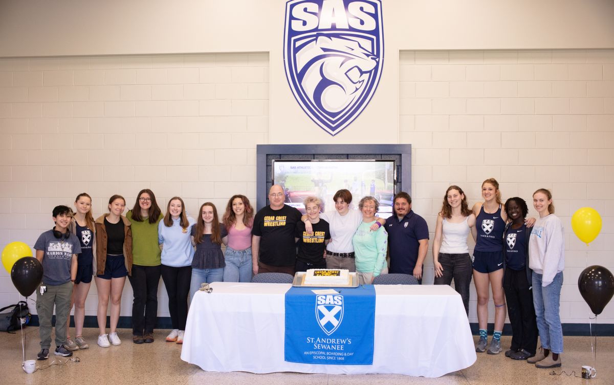 Mel Val signs to wrestle with Cedar Crest College! | Details