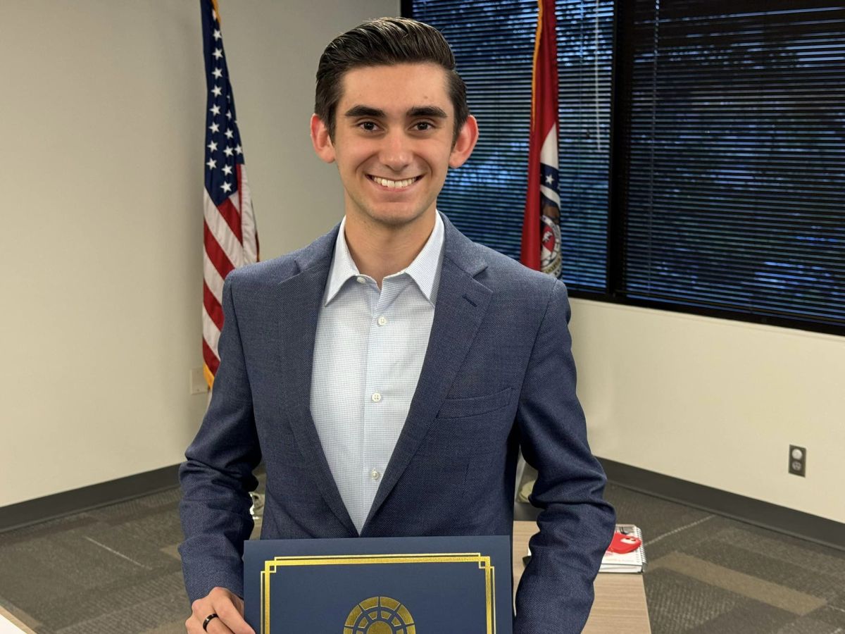 LHS Senior Earns Distinguished Student Leader Award | News Details