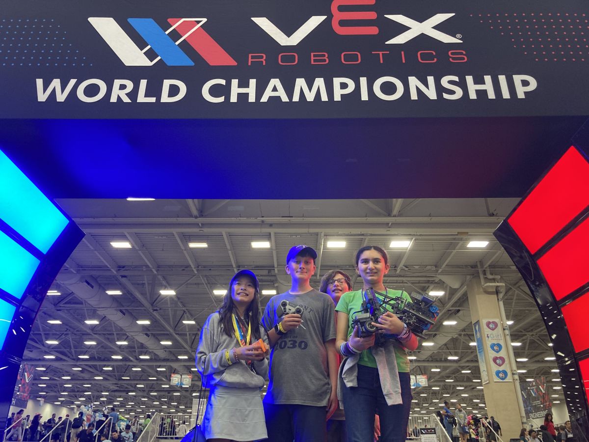 Middle School Robotics Competes in World Championship | News Details