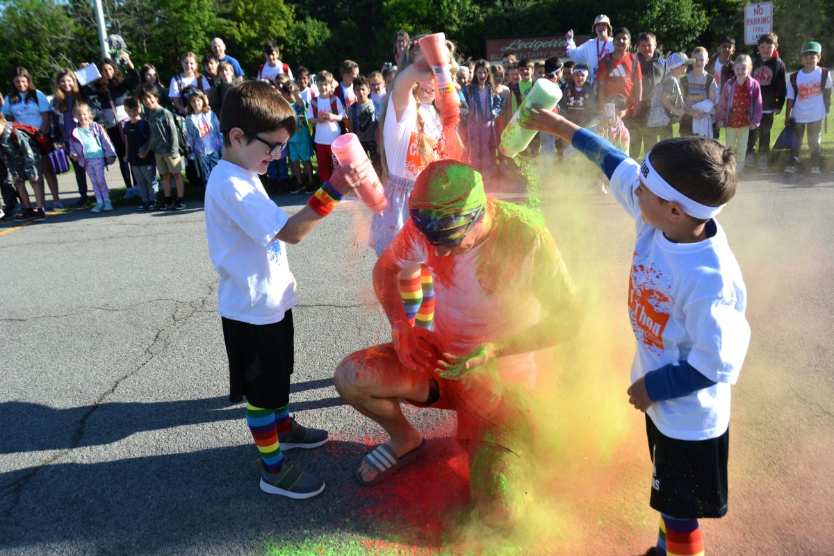VIDEO: Ledgeview Elementary School Celebrates Color-a-Thon Run | Post ...