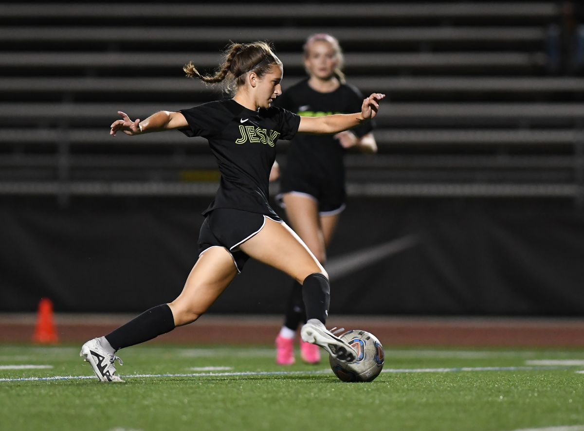 Abby Cox ‘24 Named Gatorade Oregon Girls Soccer Player of the Year | News - Jesuit High School