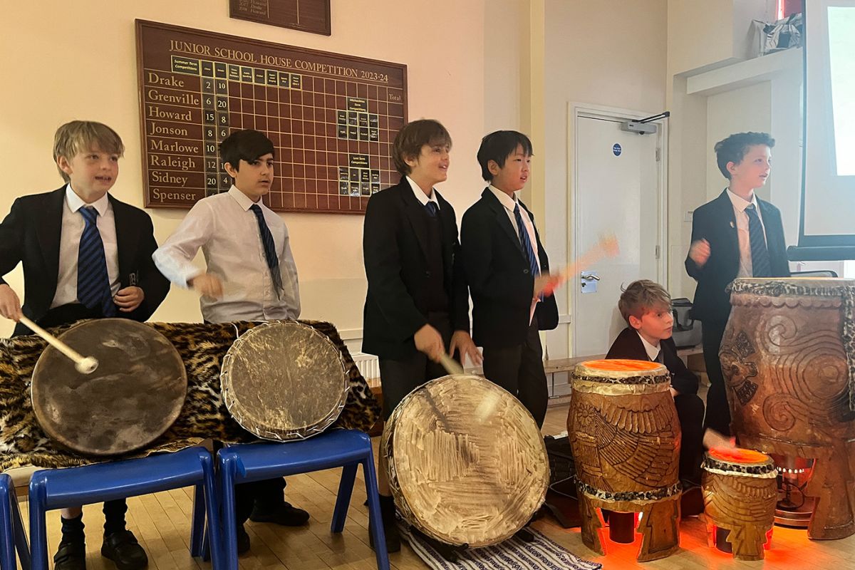 Year 5 take part in an Aztec workshop | Junior News Post