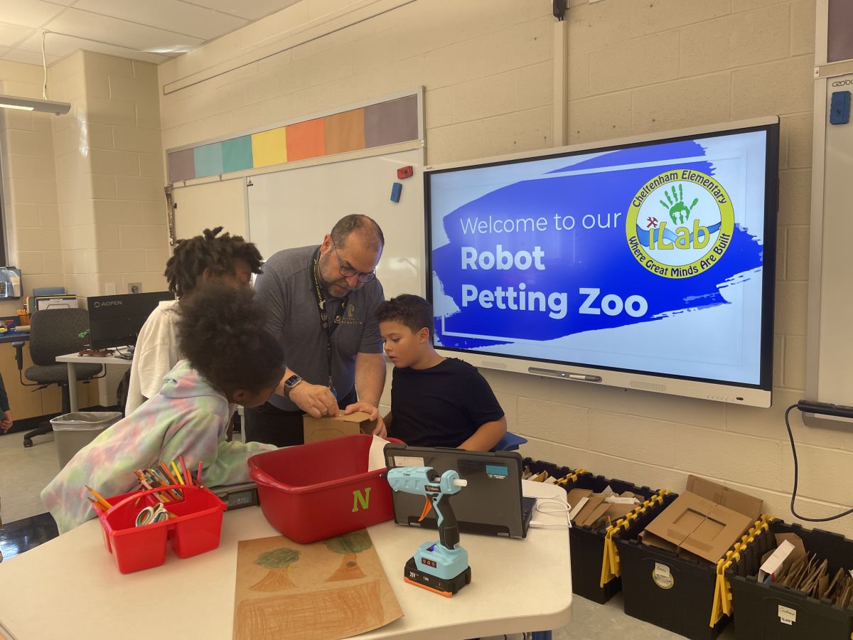 CE Robot Petting Zoo Comes to Life | News Details