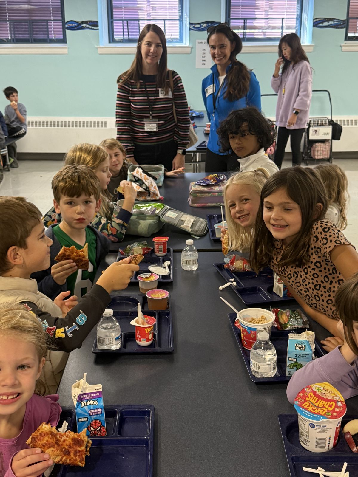 Merion Cafeteria Volunteers Help Lunch Run Smoothly | Article