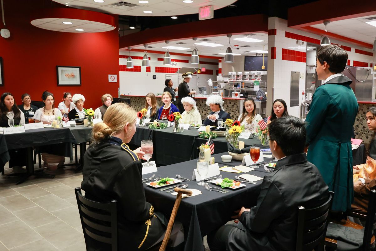 Guthrie Center hosts historical dinner, bringing history to life for ...