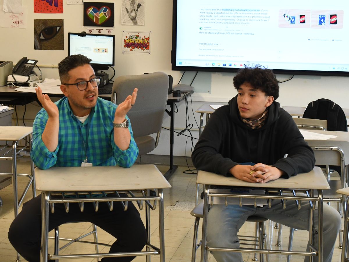 Students read A Tale of Two Cities and discuss reading | News Details