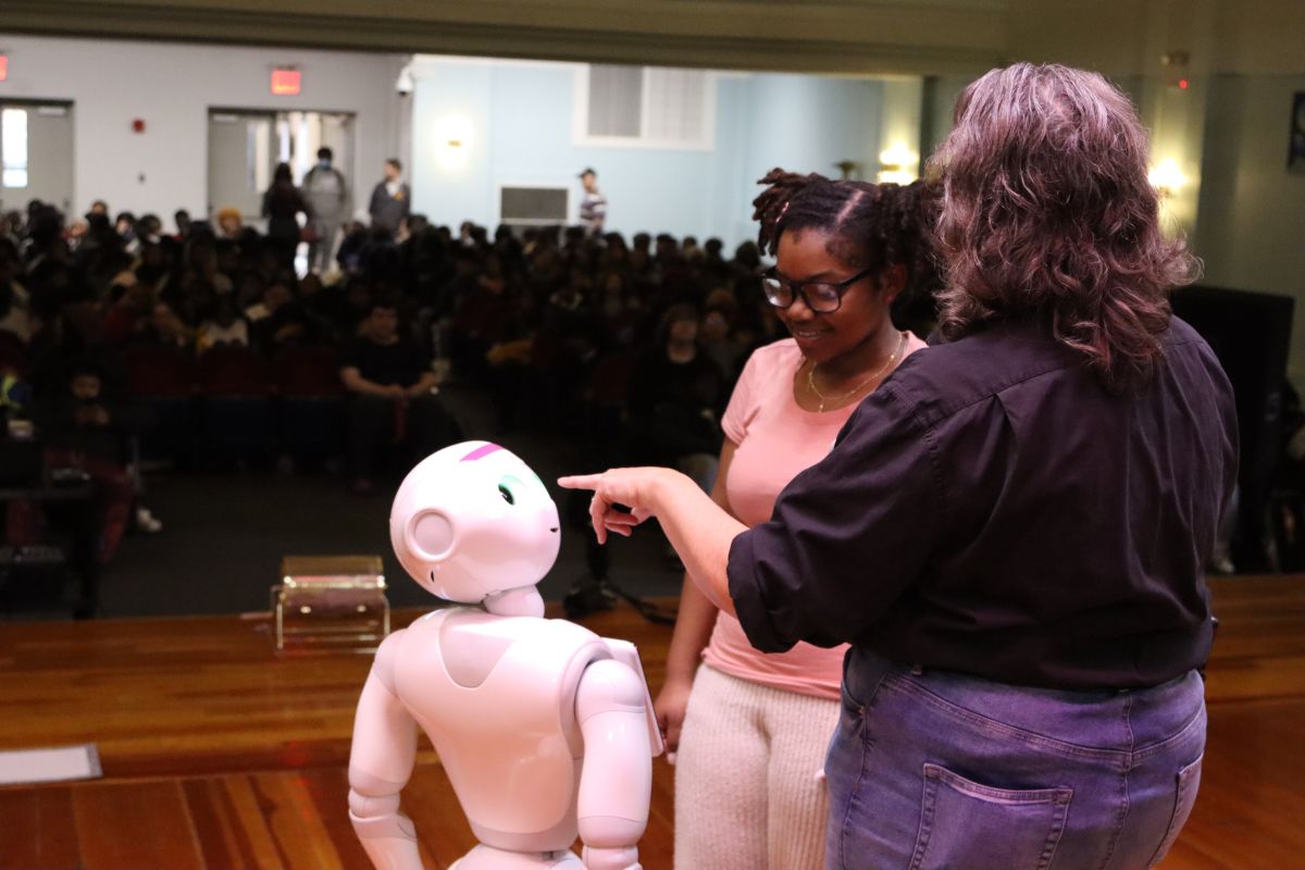 Students interact with robots and drones at Mount Vernon STEAM Academy ...