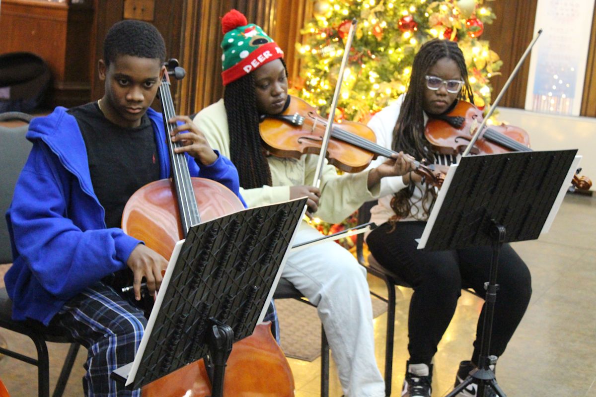 Denzel Washington School of the Arts students spread Christmas cheer ...