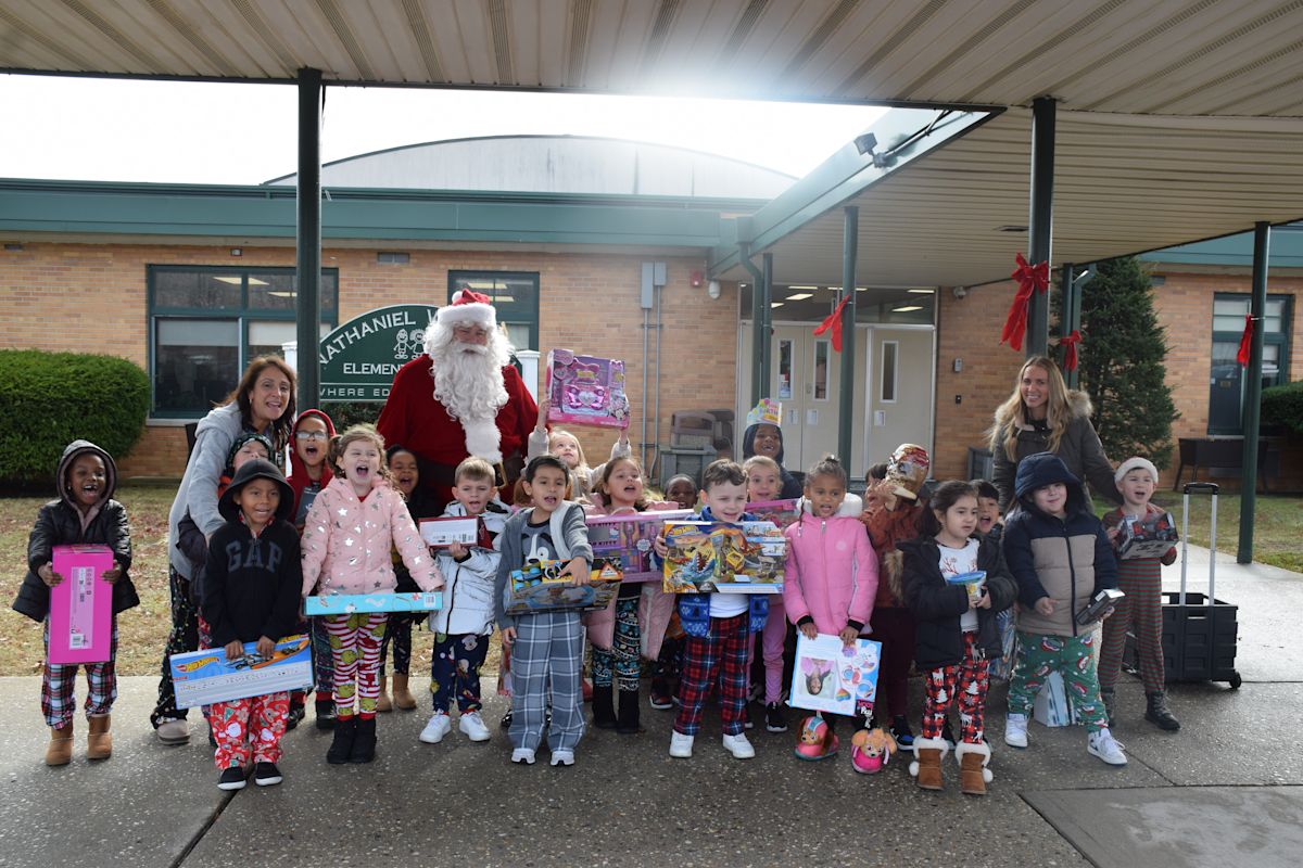 Toys for Tots, Santa Claus Visit Nathaniel Woodhull Elementary School ...