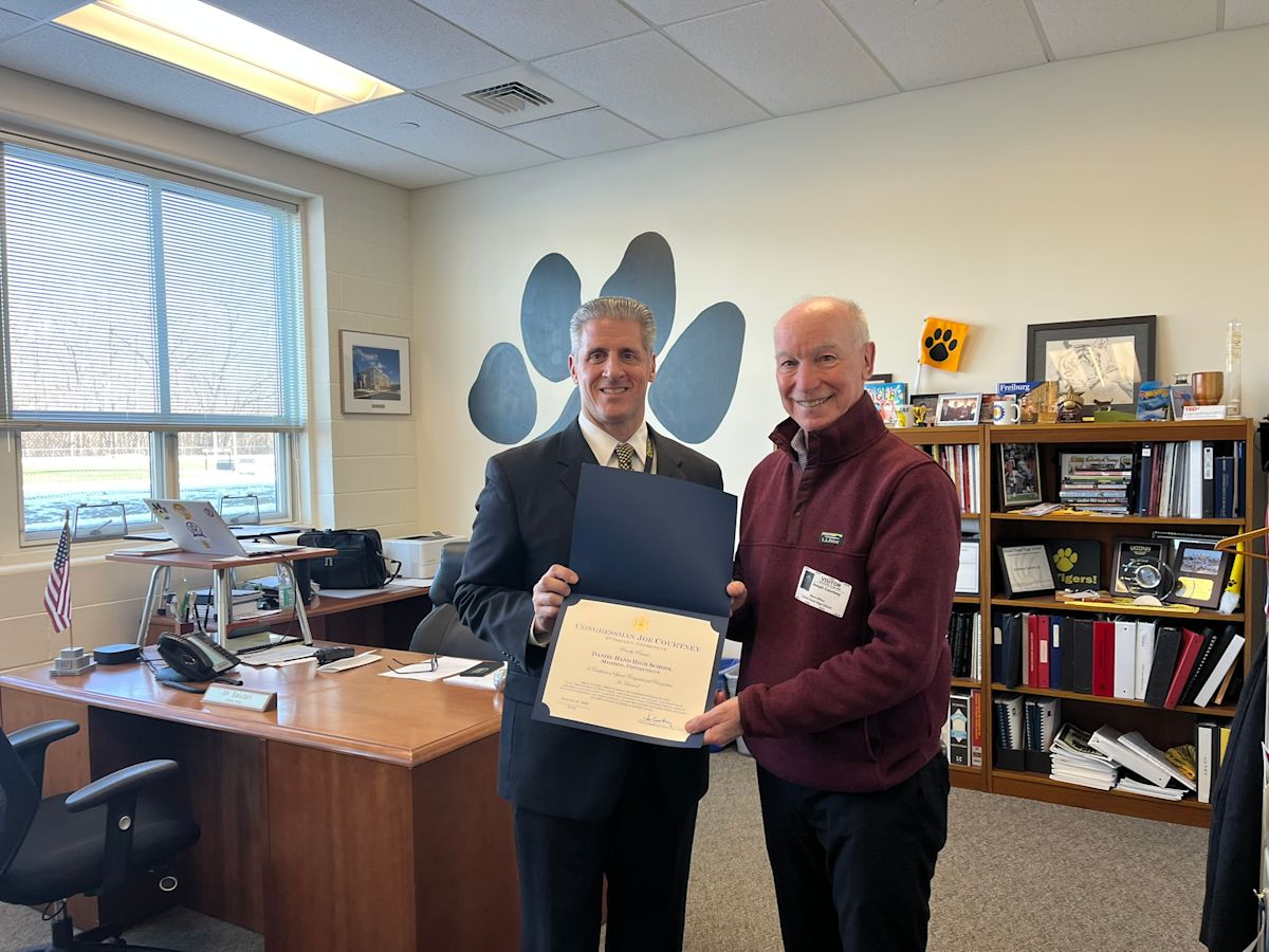 Congressman Joe Courtney Visits DHHS - Madison Public Schools