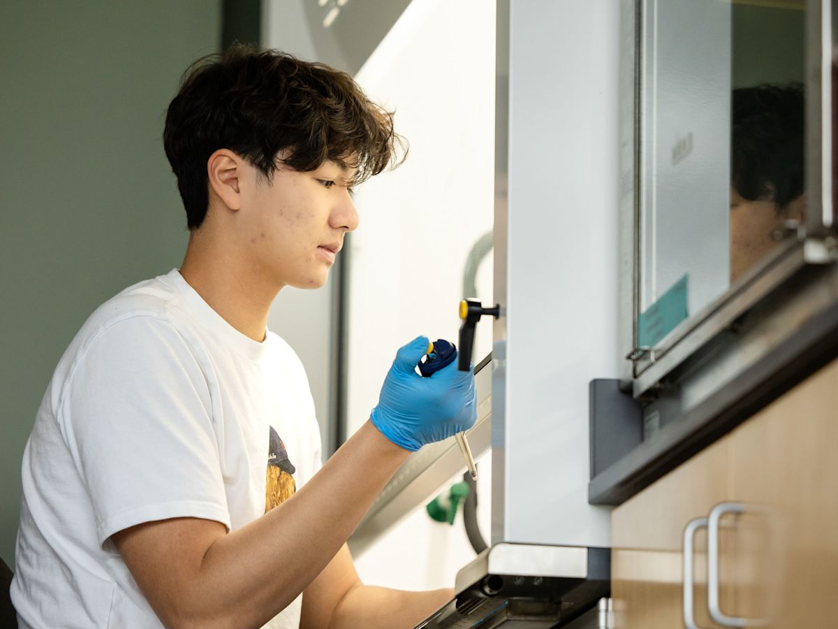 Leo Li ’25 Experiments with Success in the Lab & Kitchen | Post