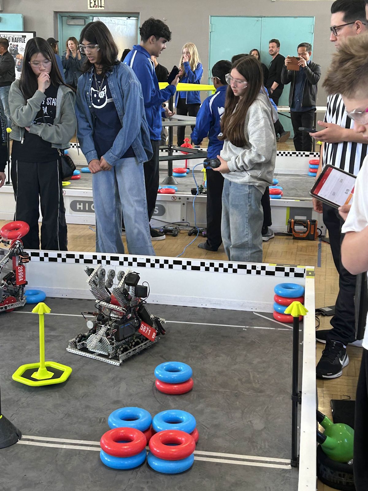 Middle School Students Compete in VEX Robotics Competition | News Details