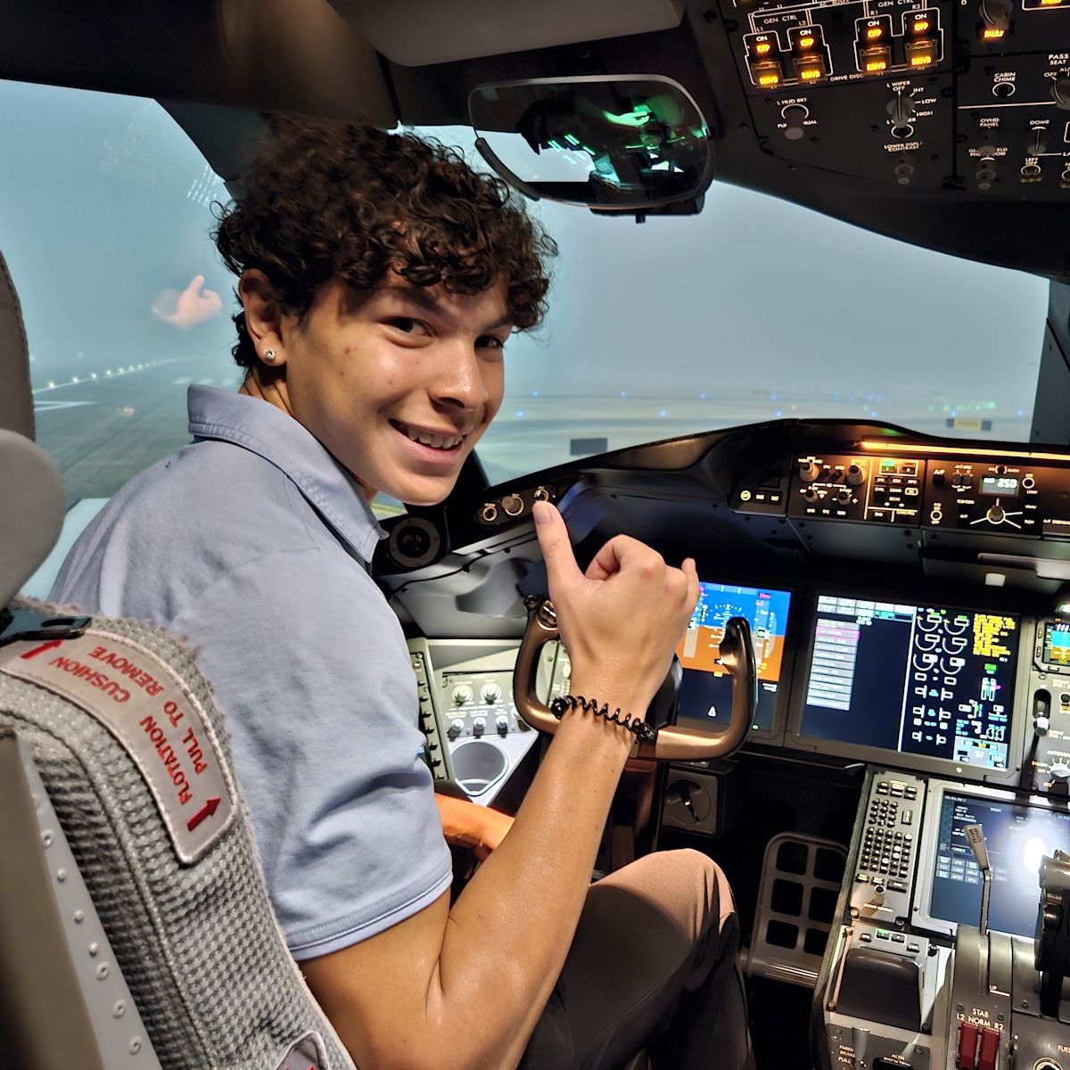 Aviation Flight Students Visit United Airlines Training Center | News ...