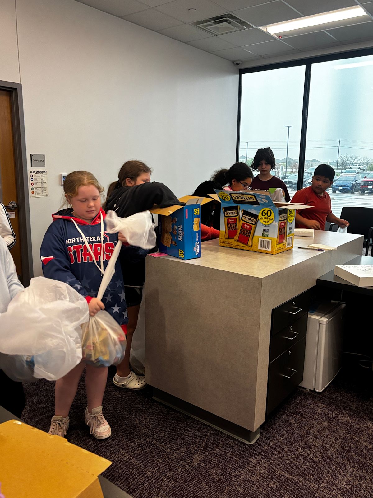 Student Council Preps STAAR Snacks for Classes! | News Details