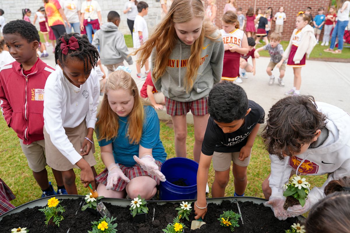 HIES Students, Alumni and Faculty Create On-Campus Composting Garden | News Articles - Holy ...