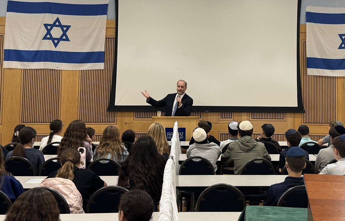 Rabbi Steinmetz Imparts an Inspirational Message to Middle Schoolers ...