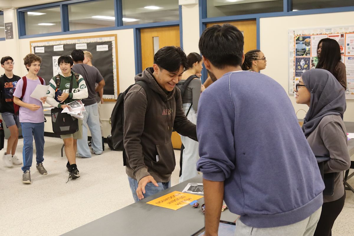 Students tour WPHS Activities Fair | News Details
