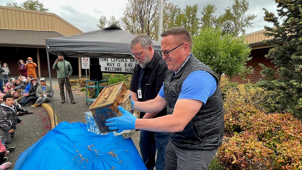 Roosevelt Elementary opens time capsule after nearly 50 years | Posts Details/Default Board Post ...