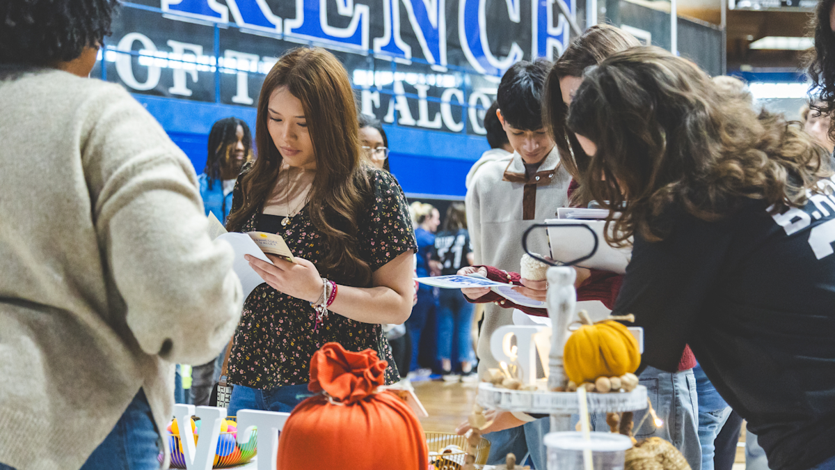 Florence High students connect with businesses at school's first career ...